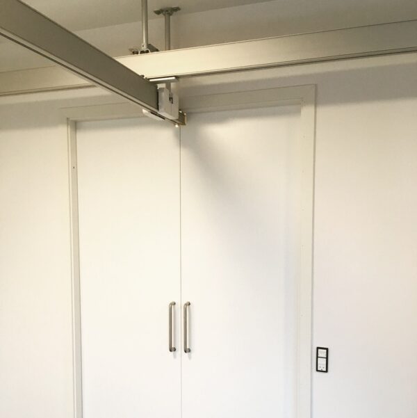 Utenpåliggende dobbelt skyvedør forberedt for takskinnegjennomføring ...